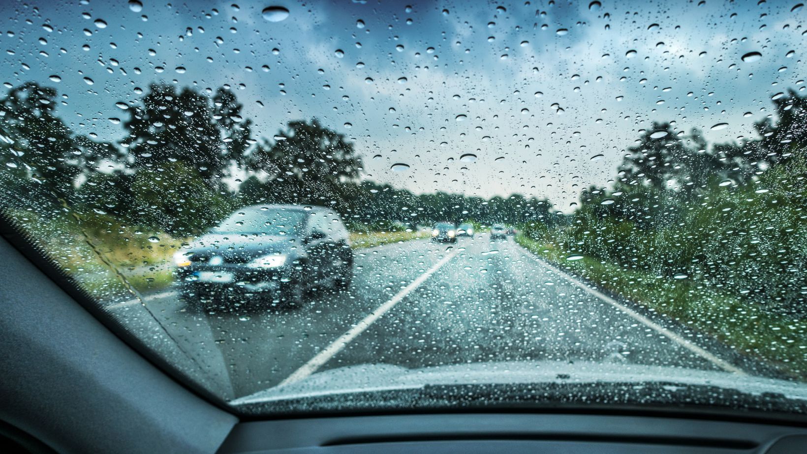 Safety First: Driving Safely in the Rain - grosswheel.com