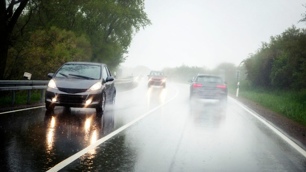 Safety First: Driving Safely in the Rain - grosswheel.com
